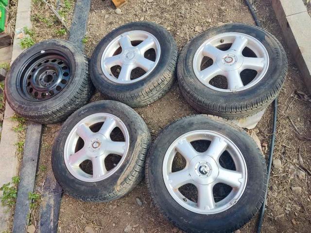 Milanuncios - Llantas con neumáticos de Nissan almera