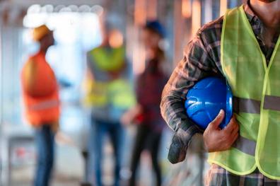 Milanuncios - BUSCAMOS OPERARIO CON CARNET DE CONDUCIR