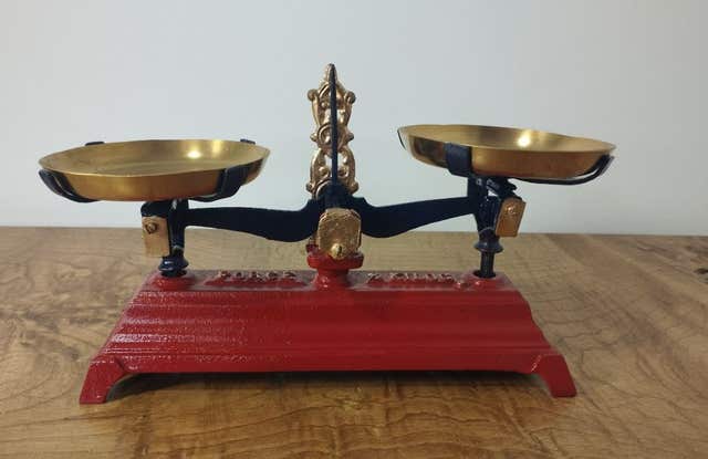 Milanuncios - Antigua Balanza de dos Platos Roja 500g
